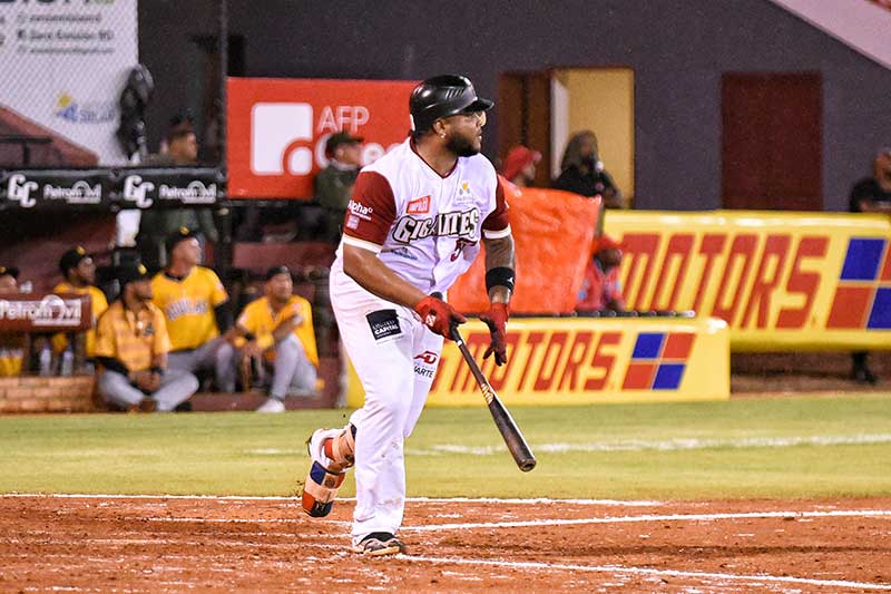 Con jonrón de Espinal los Gigantes empatan en victorias en la cima