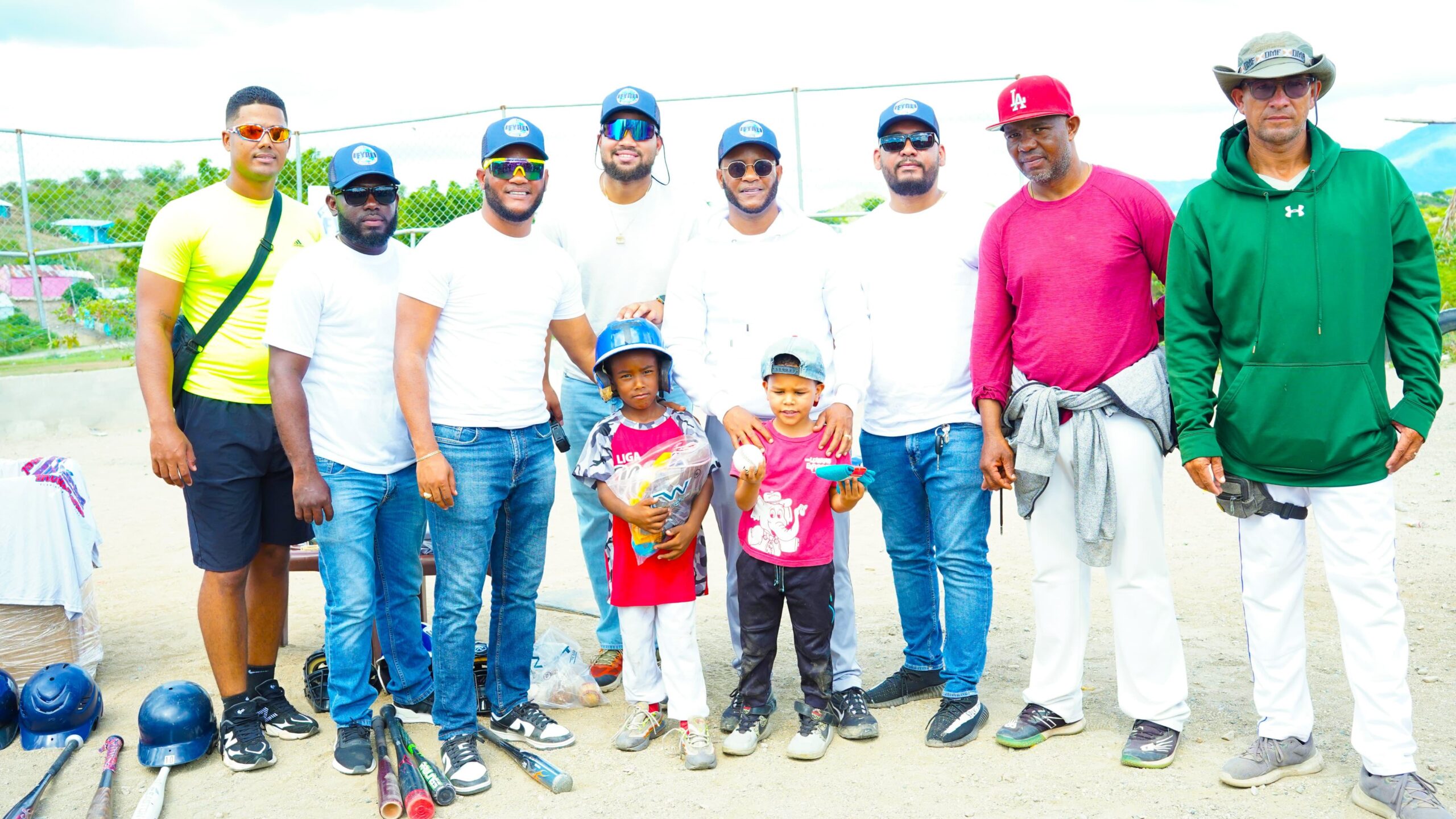 Fundación FYRE celebra Día del Deporte con entrega de útiles de béisbol ...